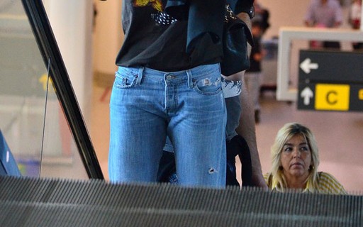 Sabrina Sato acena para os paparazzi em aeroporto - Quem | QUEM News