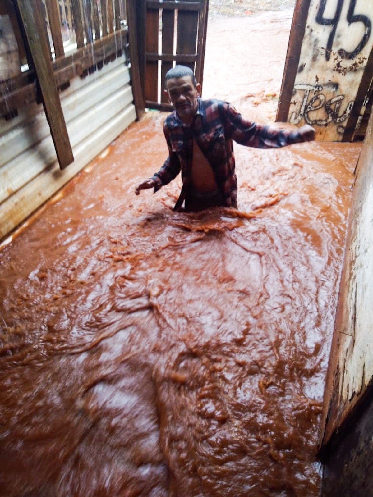Tempestade assusta moradores, alaga casas, derruba muros e leva até ...