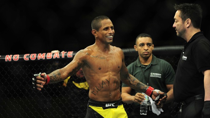 Johnny revela trabalho psicológico durante "geladeira" do UFC e desabafa