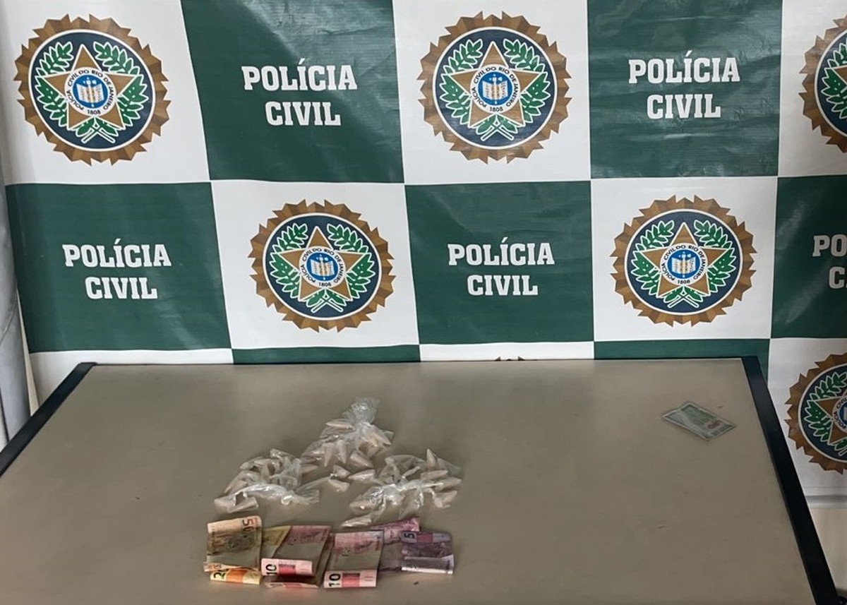 Jovem é flagrada escondendo drogas em matagal e é presa por tráfico em Angra dos Reis | Sul do ...