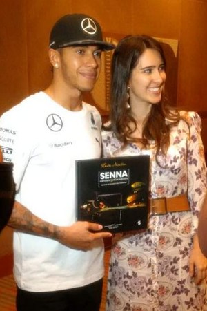 Lewis receives painting from Ayrton's sister Vivian Senna at the 2015 ...