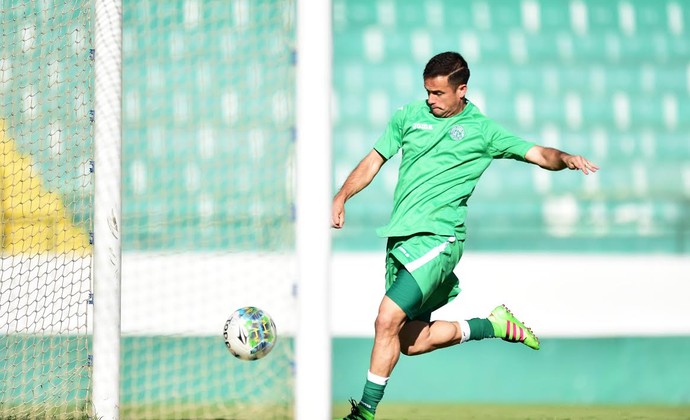 Chamusca escala Eliandro de início e depois testa Renatinho no time titular