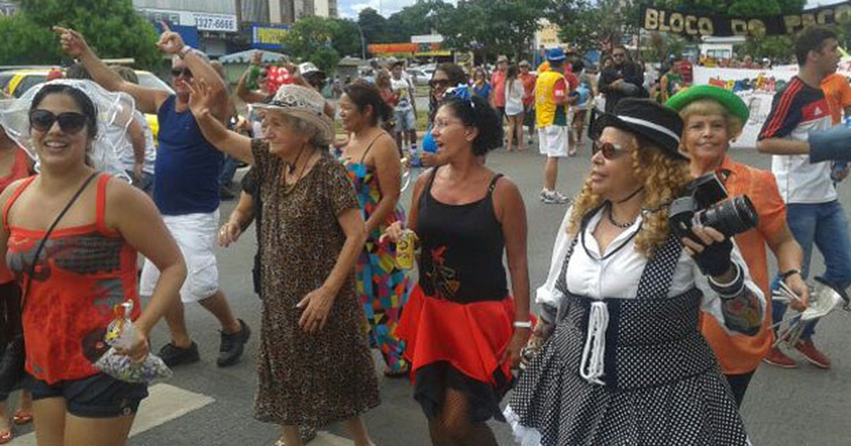 G1 - Bloco 'Pacotão' inicia desfile no último dia de carnaval em ...