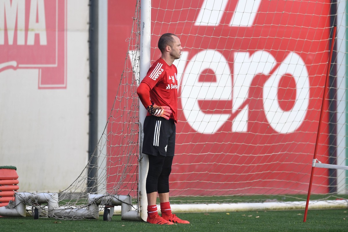 Sem jogar há três meses e com contrato perto do fim, Lomba aguarda ...