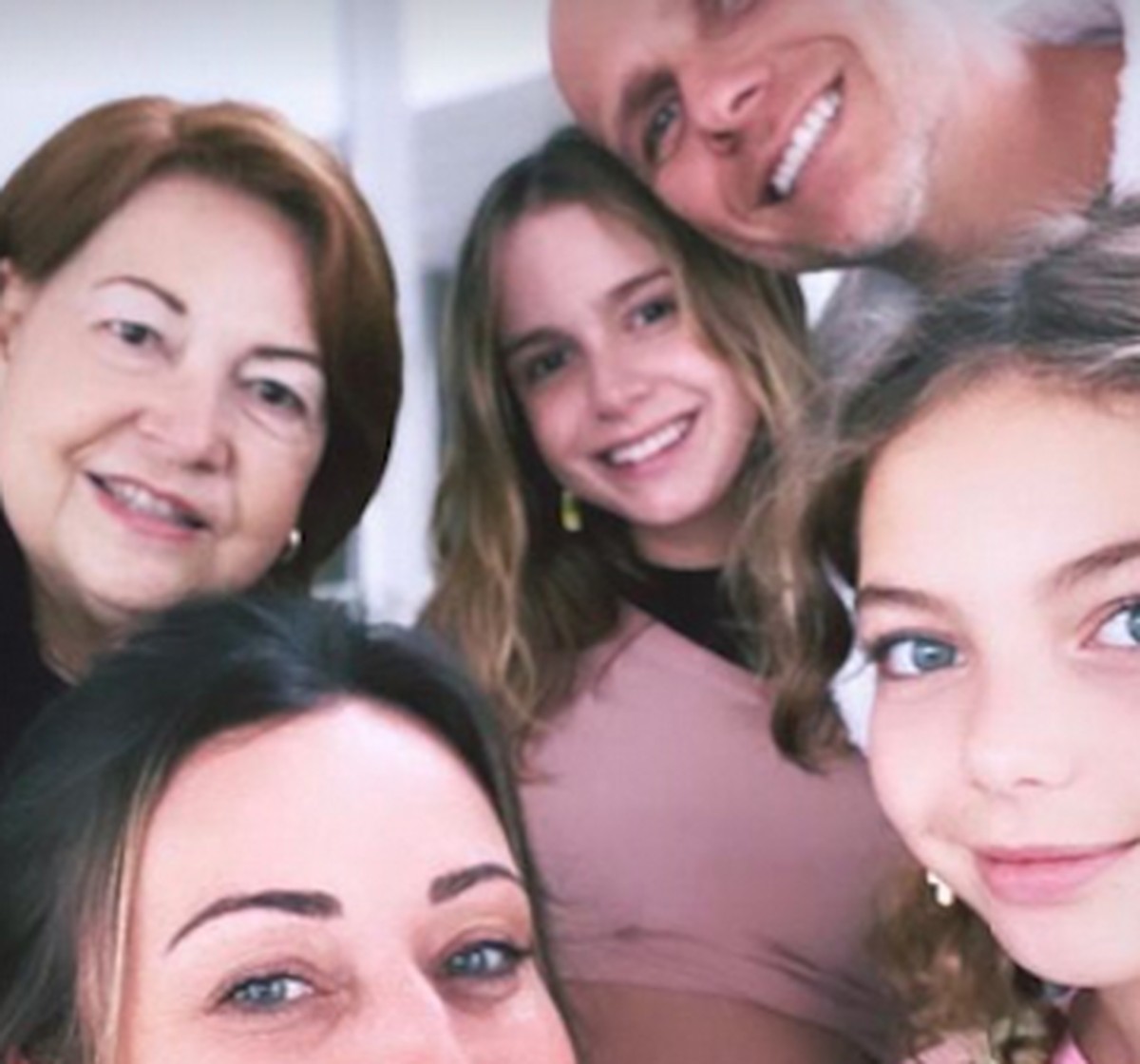 Na reta final da gravidez, Isa Scherer mostra clique raro com o pai, o Xuxa: "Família toda para ...