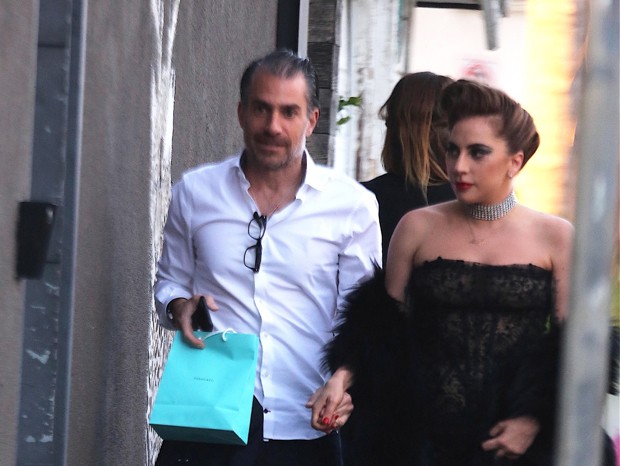 Lady Gaga Se Declara Para O Namorado Durante Show Apaixonada Quem