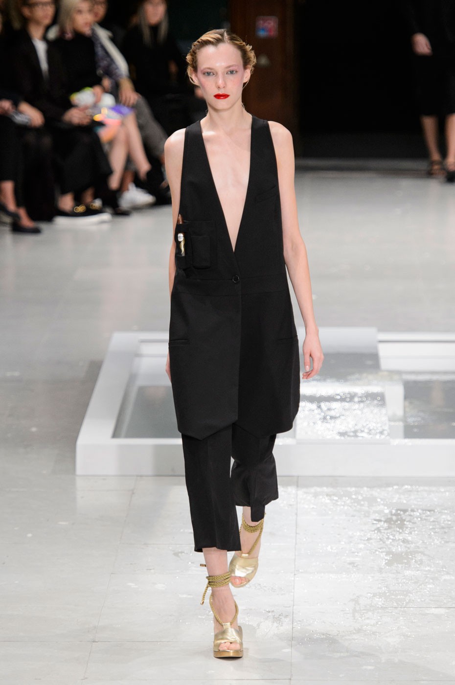 O verão 2016 utilitário de Hussein Chalayan | Desfiles | Vogue