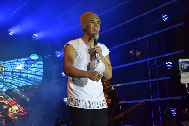 Zé Felipe ganha sutiã de fã durante show em São Paulo - Quem | QUEM News