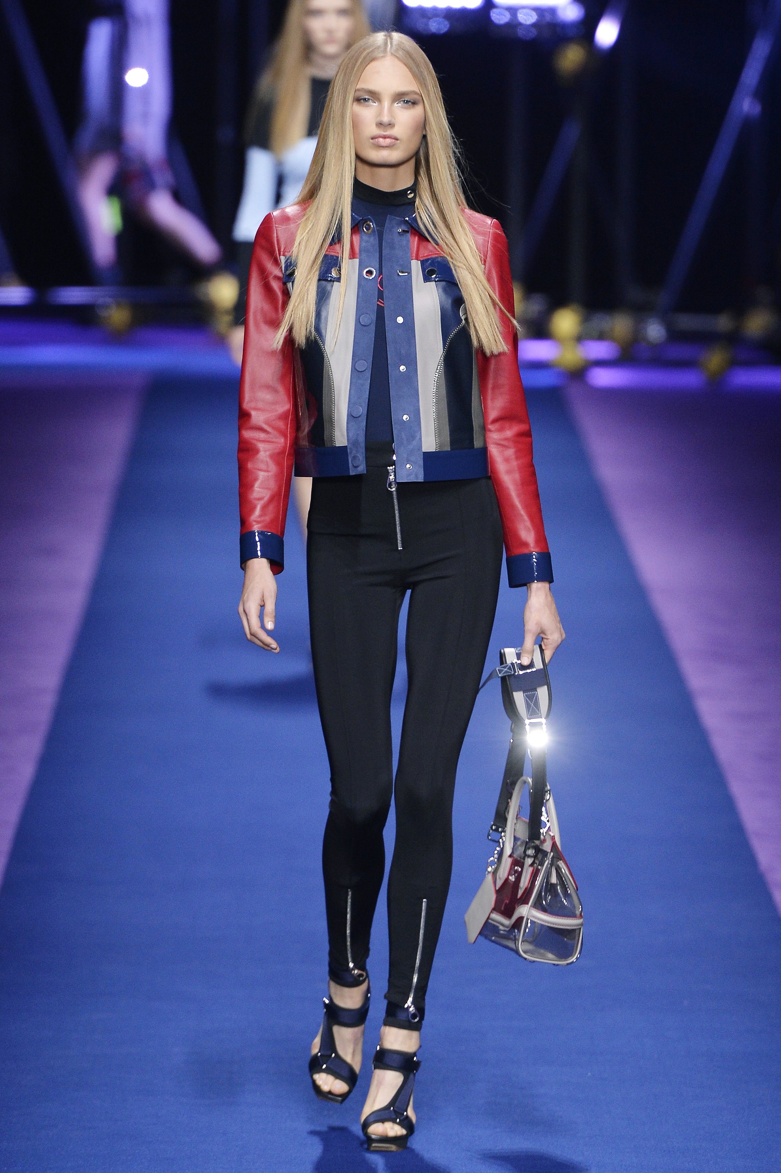 Versace aposta na tendência esportiva para o verão 2017 | Desfiles | Vogue