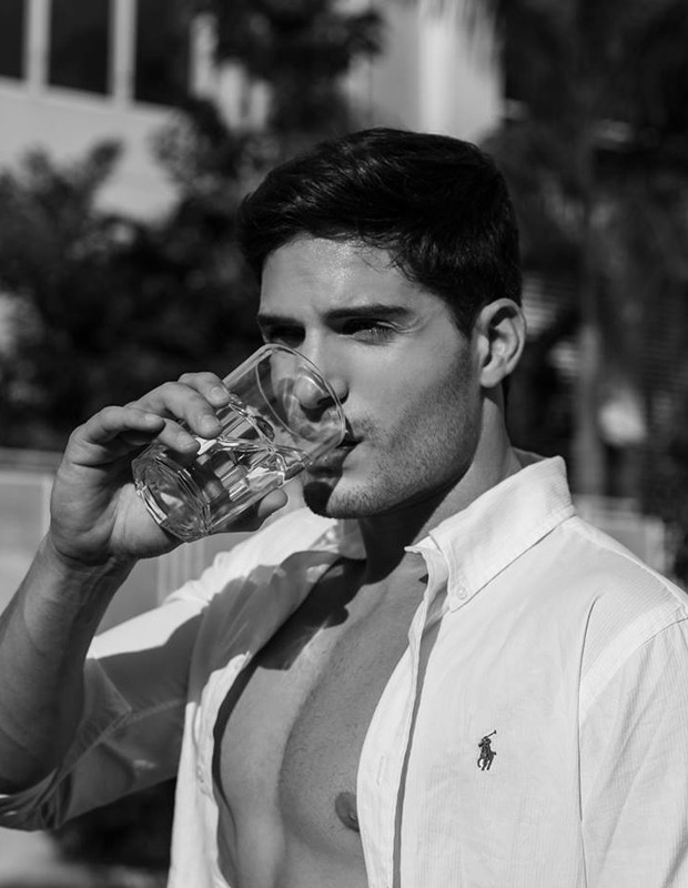 Ex-BBB André Martinelli posa todo charmoso para sessão de fotos - Quem ...