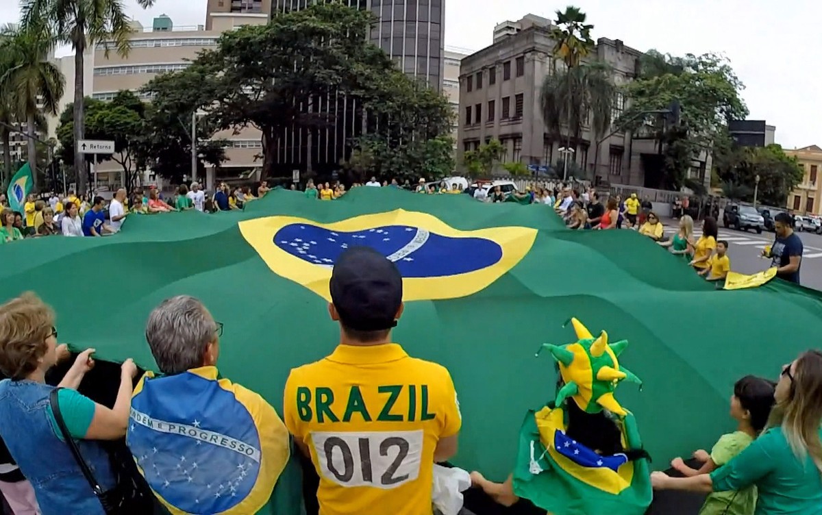 Protesto reúne milhares de pessoas na Praça da Liberdade, em BH | Minas ...