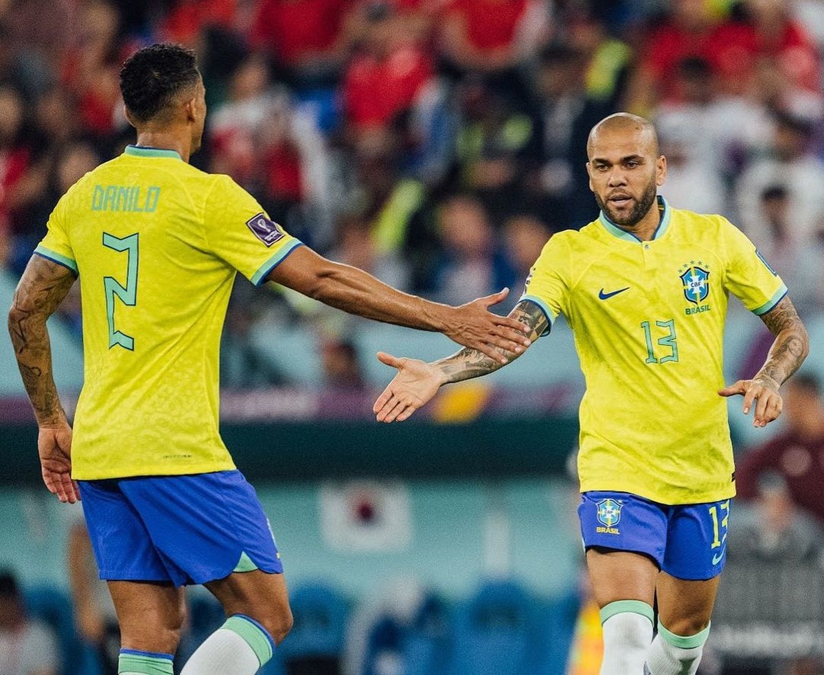Daniel Alves divulga foto com Danilo e declara: "Não se compete com ...