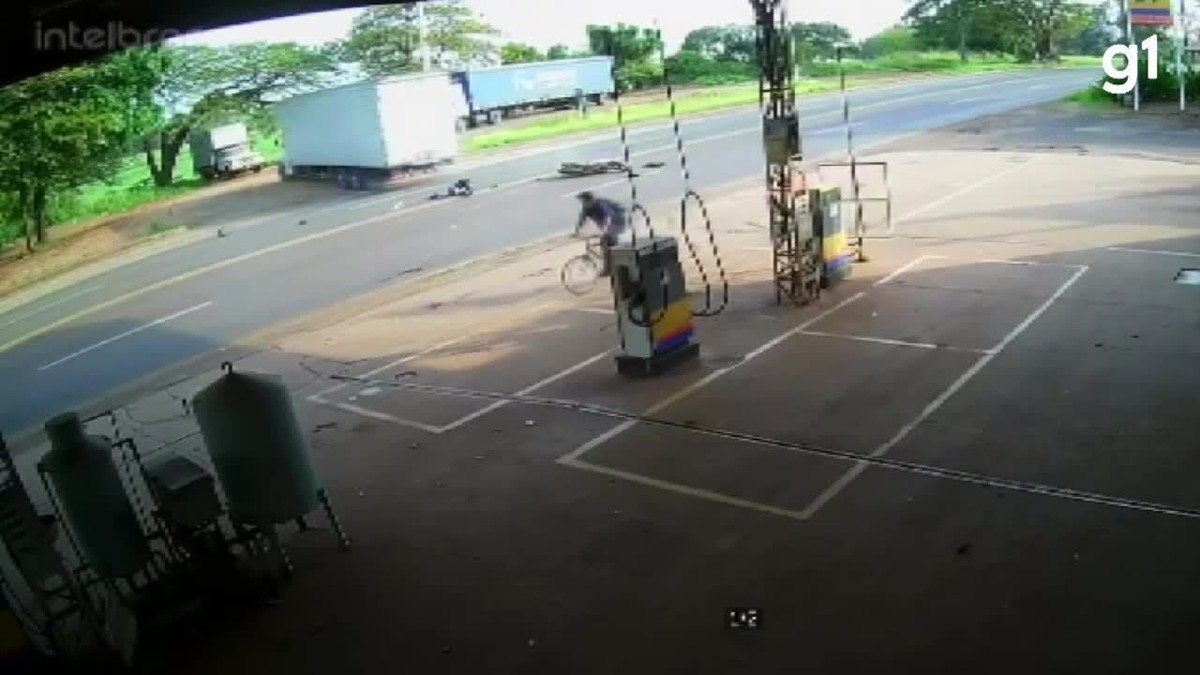 VÍDEO: Jovem sai ileso de acidente após moto em que pilotava bater em ...