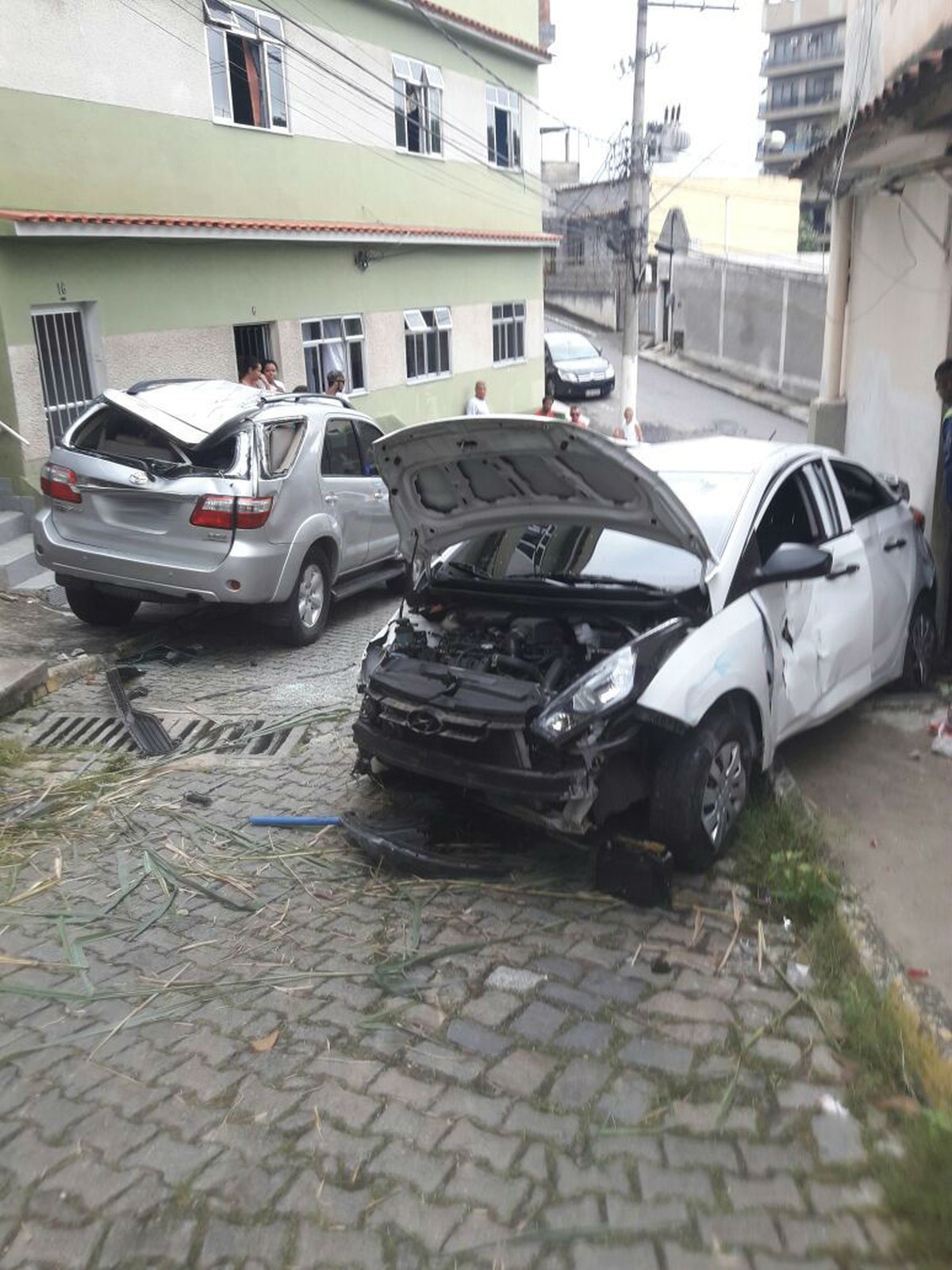 Carro desgovernado cai de escadaria e atinge outro veículo em Barra Mansa, RJ | Sul do Rio e ...