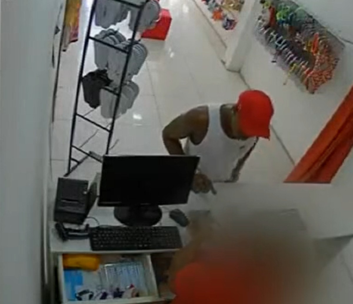 Câmera Registra Assalto Em Loja De Calçados Em Salvador Suspeito Levou
