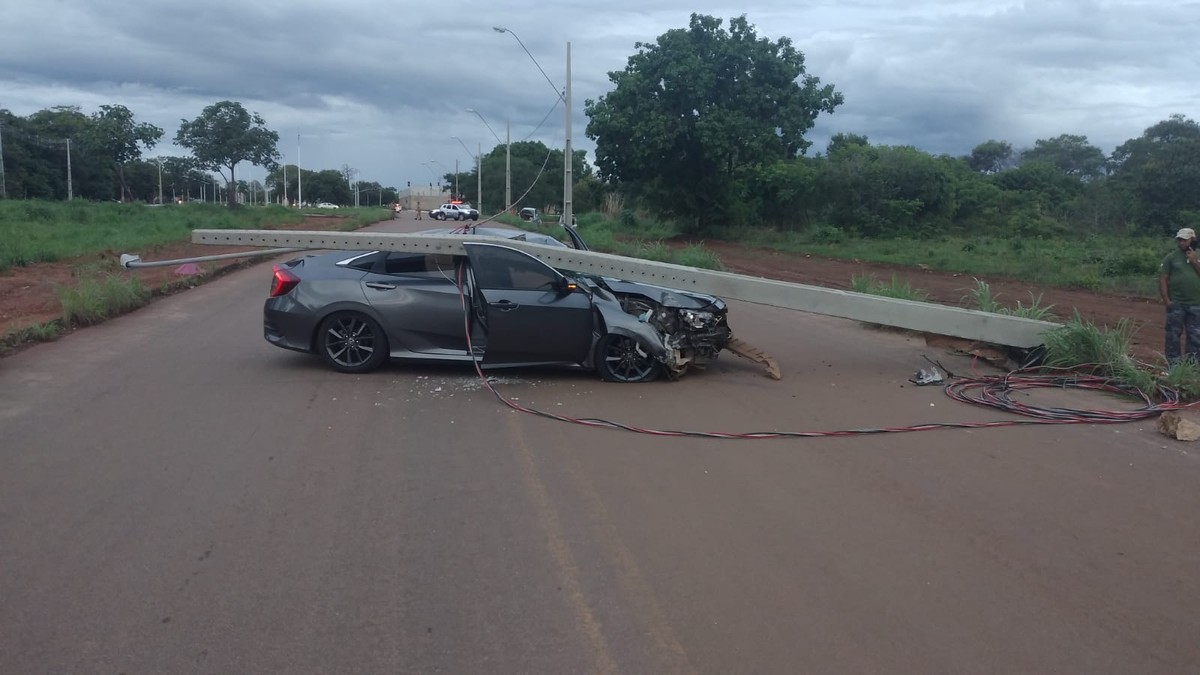 Suspeito De Roubar Carro E Bater Em Poste Durante Fuga Morre Em