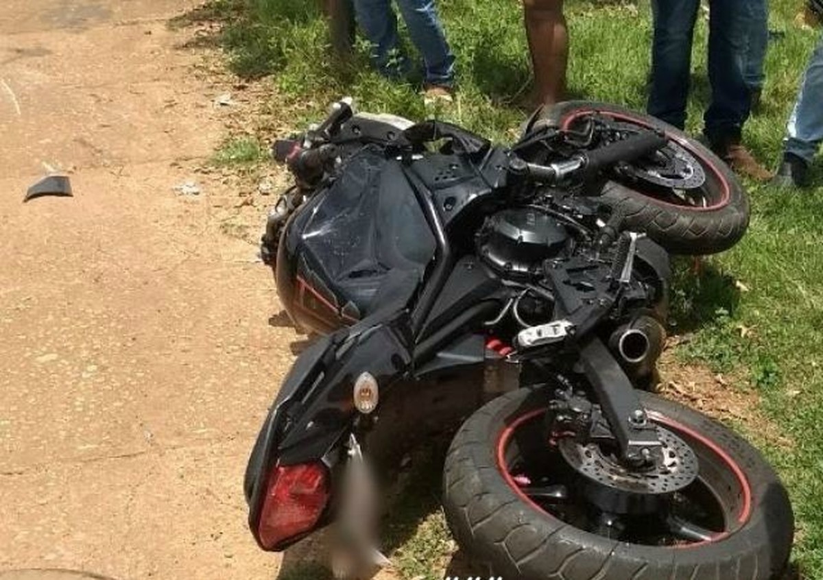 Pilotos Ficam Feridos Em Acidente Entre Motoneta E Moto Esportiva Em