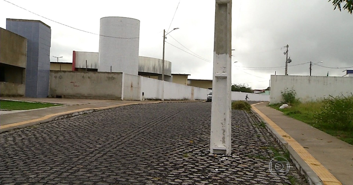 Bom Dia Brasil - Ruas de cidade perto de Natal (RN) têm postes no meio ...
