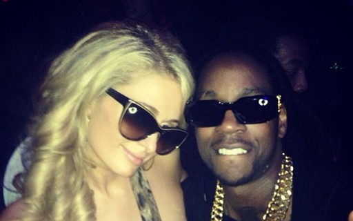 Decotada, Paris Hilton posa abraçada com rapper - Quem | QUEM News