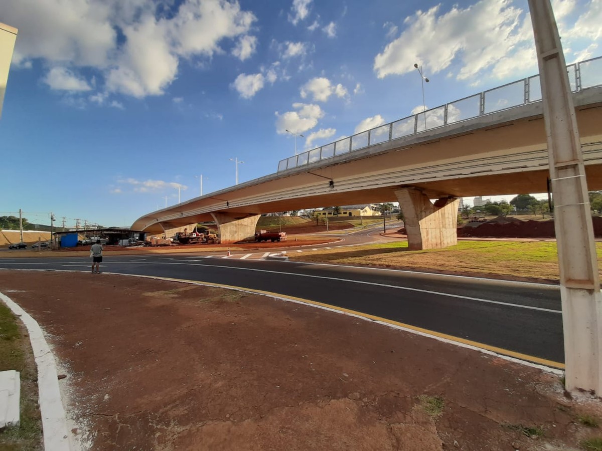 Rotatória do viaduto da Dez de Dezembro, em Londrina, é liberada após ...