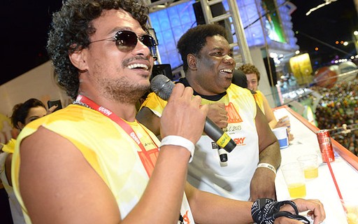 Leo Maia interage com banda em trio elétrico e canta sucessos do pai ...