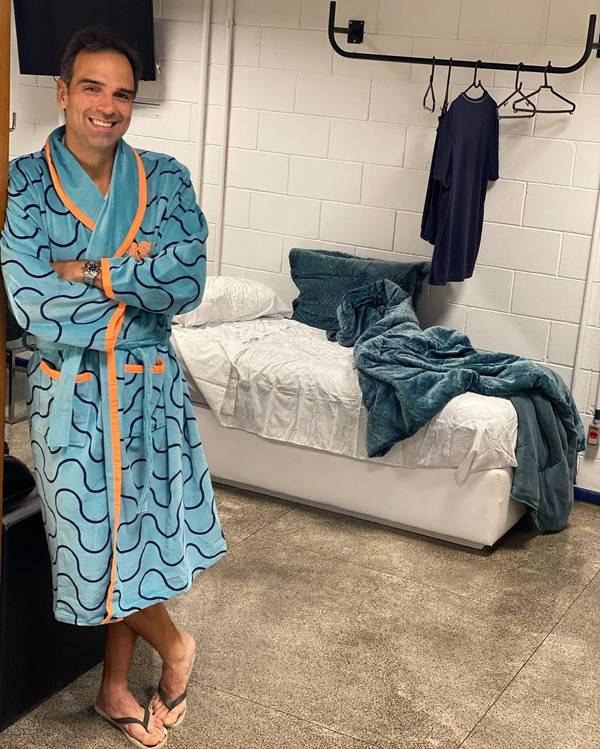 Tadeu Schmidt posa de roupão do Líder do BBB 22 e Vinicius brinca ...