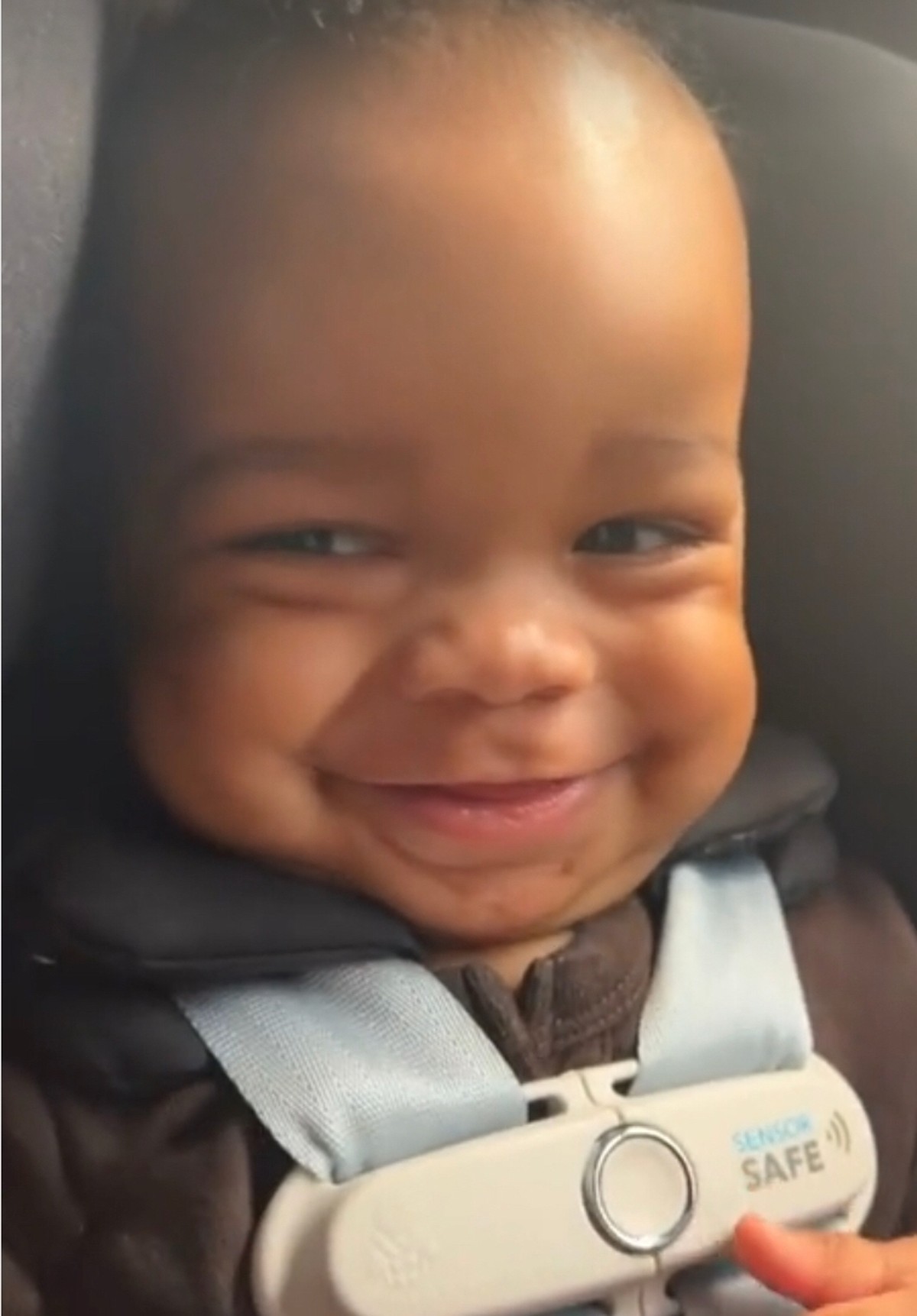 Rihanna surpreende fãs ao mostrar rosto do filho pela primeira vez ...