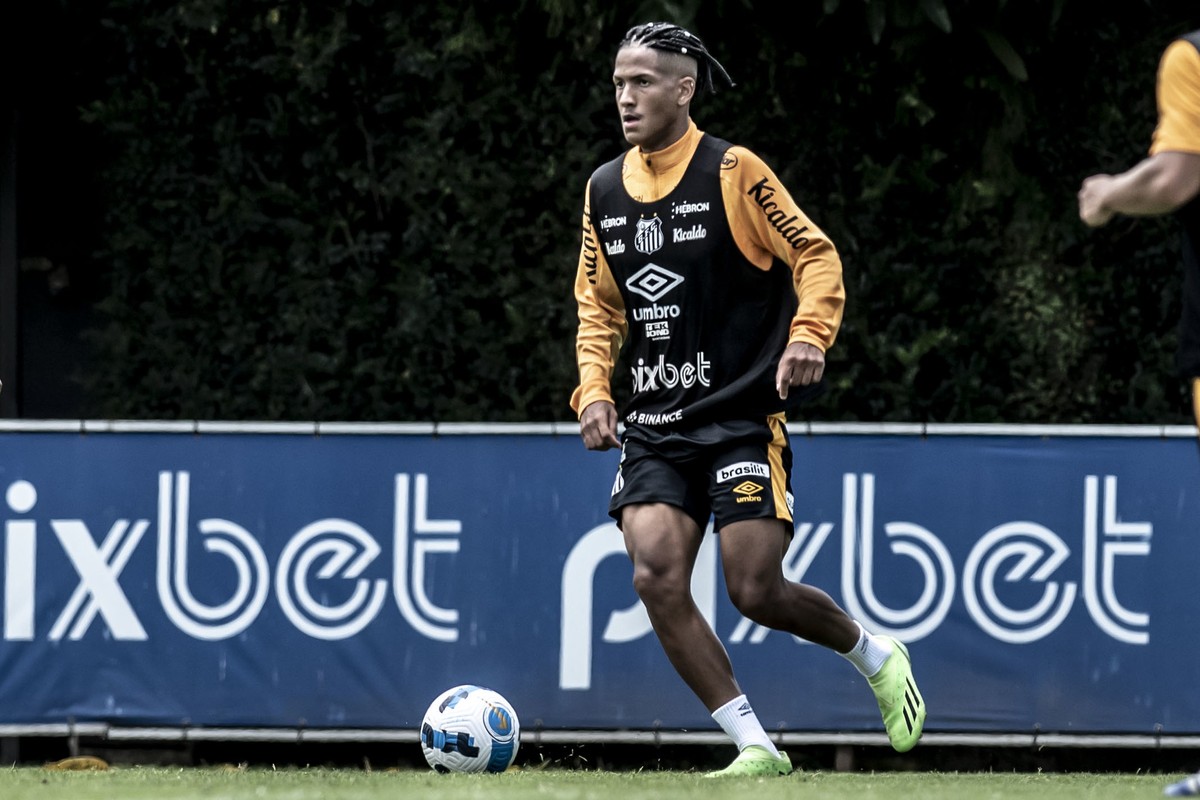 Ângelo aparece de visual novo na pré-temporada do Santos; veja fotos ...