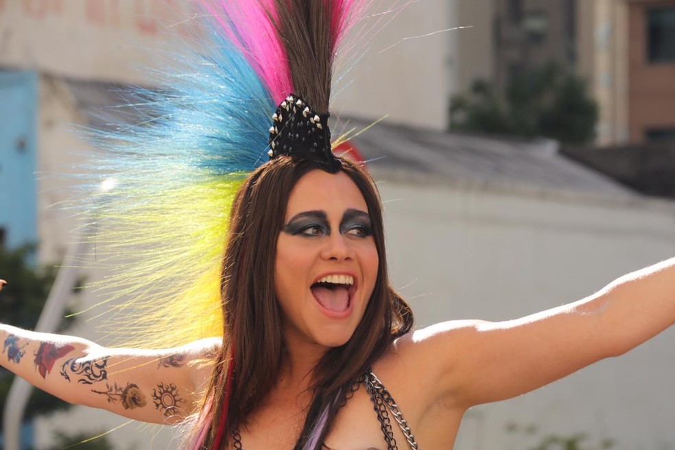 Alessandra Negrini e Mariana Ximenes arrasam no carnaval de rua de São Paulo | Carnaval | Gshow