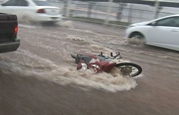 G1 - Durante chuva, enxurrada arrasta moto por 100 m em Anápolis ...