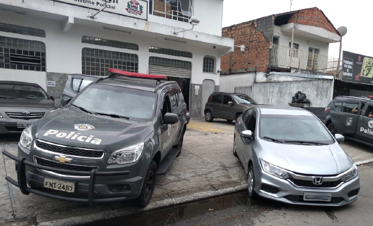 Casal é Detido Com Carro Roubado Após Perseguição Em São José Vale Do