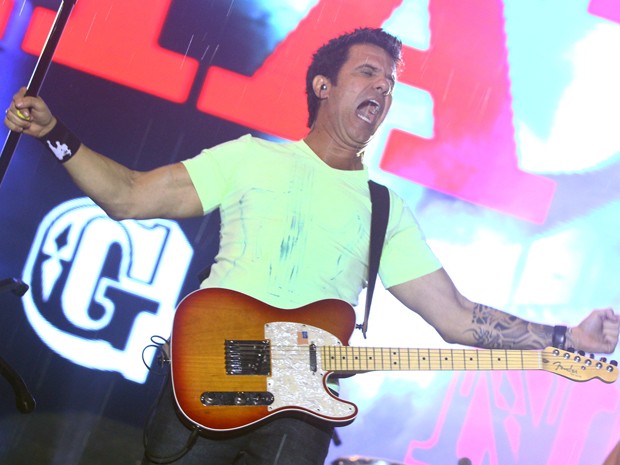 G1 - Tuca faz foliões dançarem debaixo de chuva com o hit 'Praieiro ...