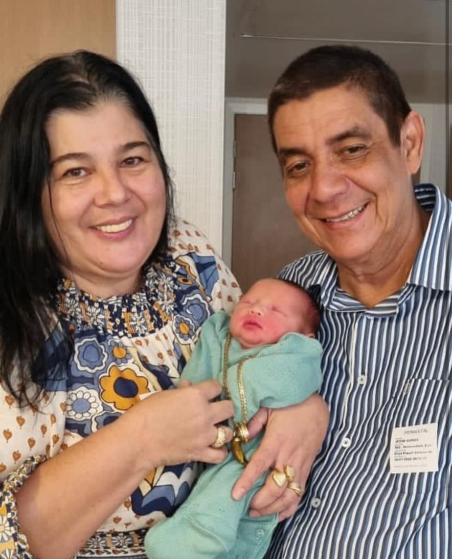 Zeca Pagodinho posta foto com a mulher e o neto Domenico: 'Família ...