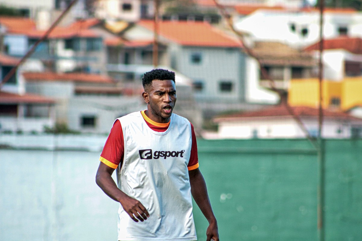 Lateral-direito que jogou neste ano em São Paulo e Minas Gerais é ...