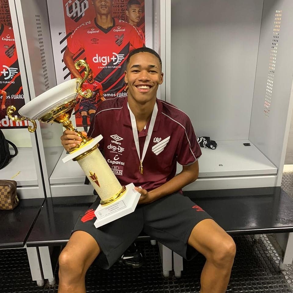 Coritiba contrata meia Robert Ribeiro, ex-Athletico, para as categorias ...