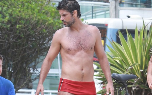 Galã de 'Tempo de Amar' curte praia de sunga no Rio de Janeiro - Quem ...