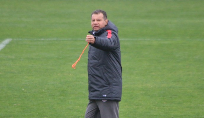 Ernando vê Inter em adaptação ao estilo "Celso Roth de ser": "Dá esporro"