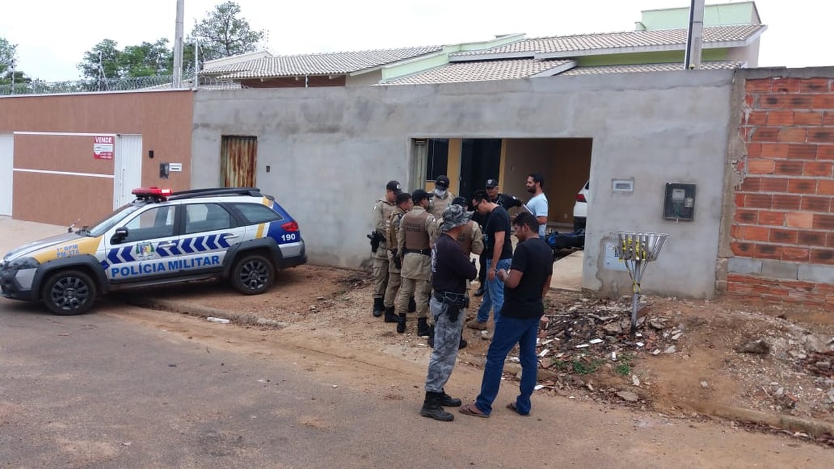 Corpo De Homem é Encontrado Com Marcas De Tiros Na Porta De Casa Em