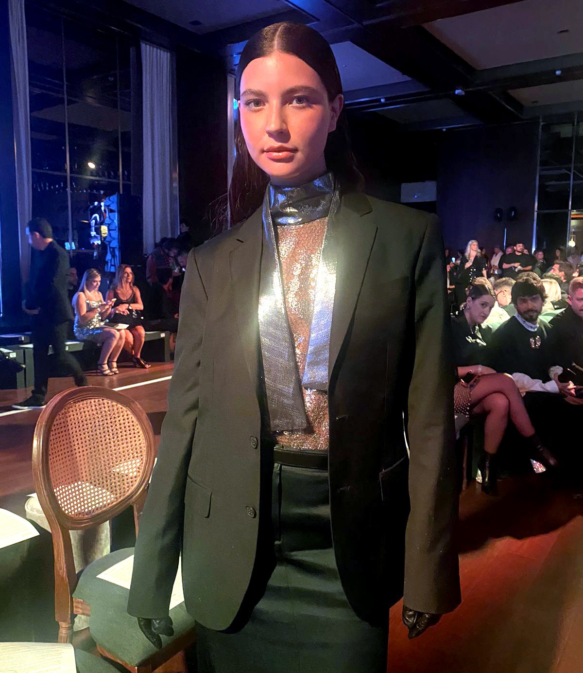 Alanis Guillen aposta em visual dark para desfile em São Paulo | Moda ...