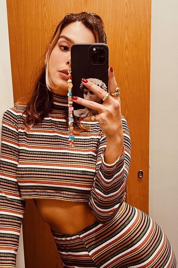 Giovanna Lancellotti aposta no vermelho para primeiro dia de desfiles ...