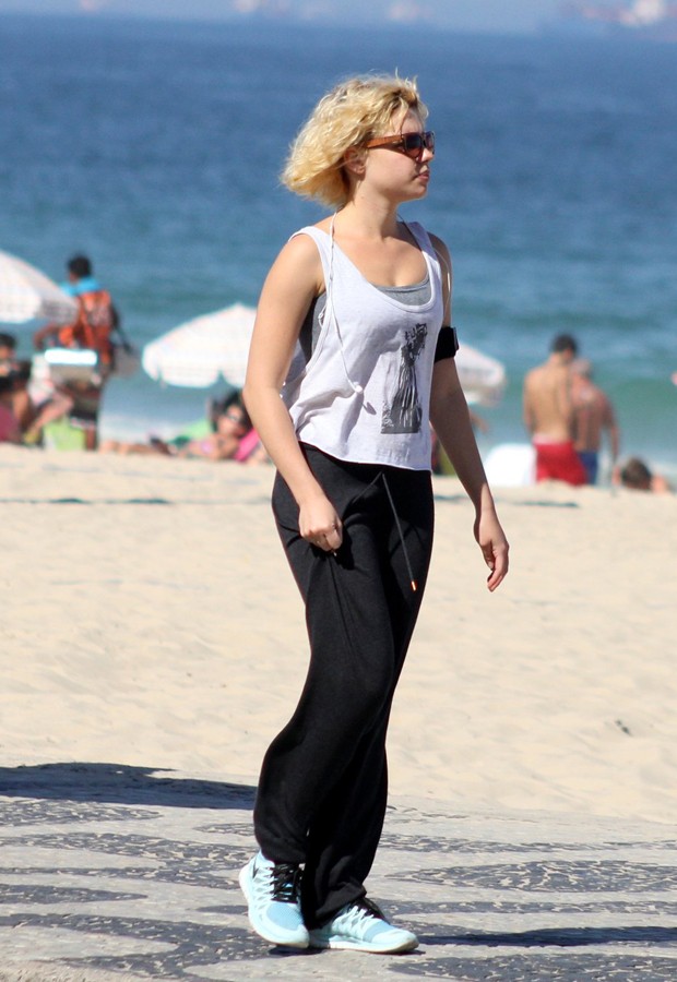 Bruna Linzmeyer surge de visual novo durante passeio na praia - Quem ...