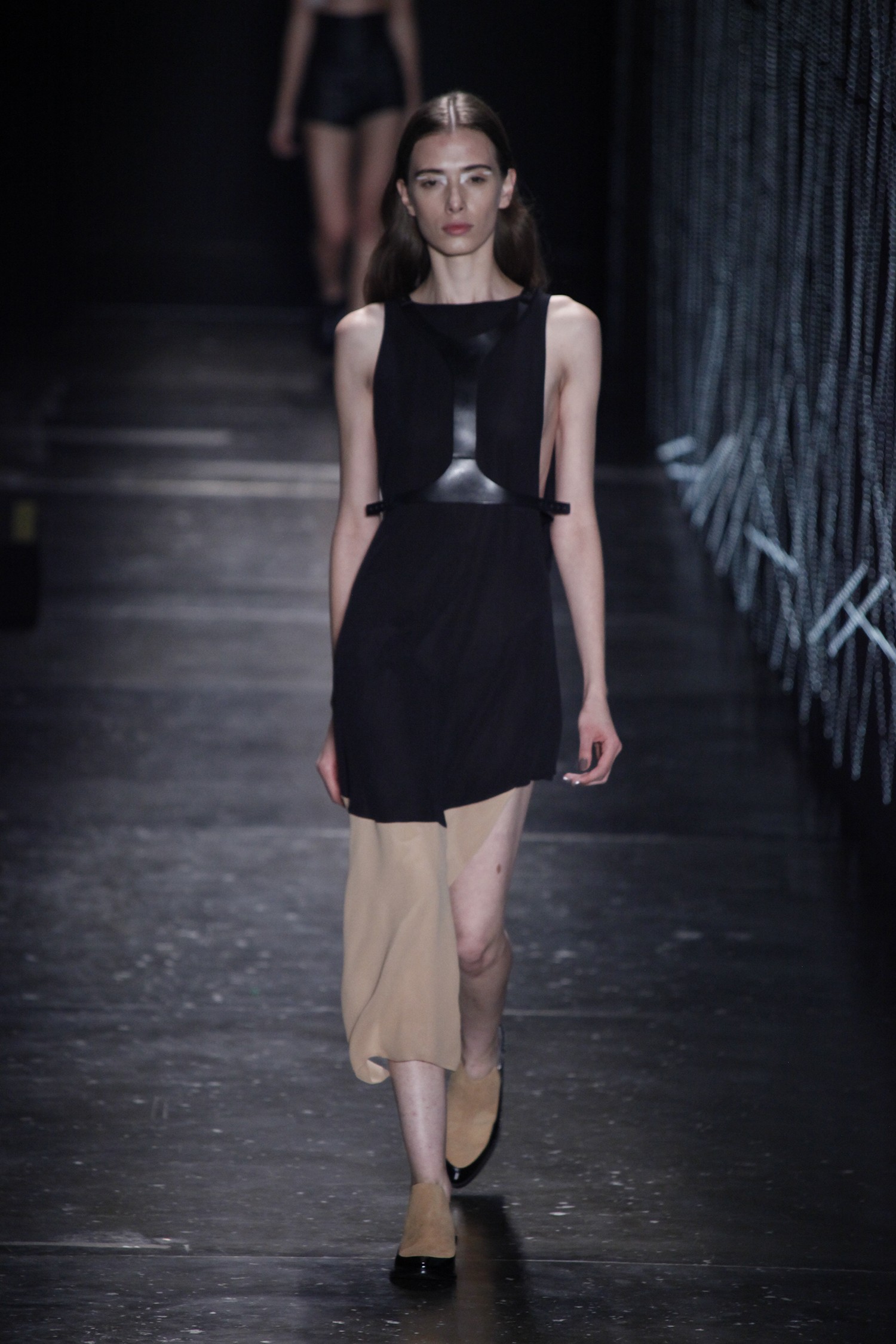 Ratier segue em sua trilha minimalista cool | Desfiles | Vogue