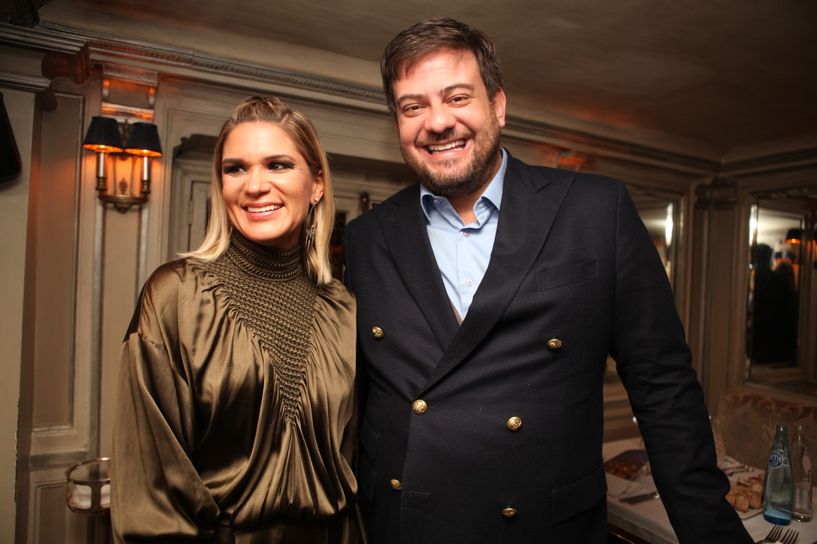 Juliana Santos arma jantar em torno de Daniela Falcão durante a PFW ...