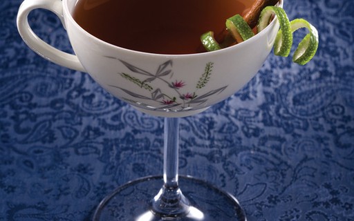 Saque, vodca e licor. Tudo misturado no drinque de hoje - GQ | Sabor