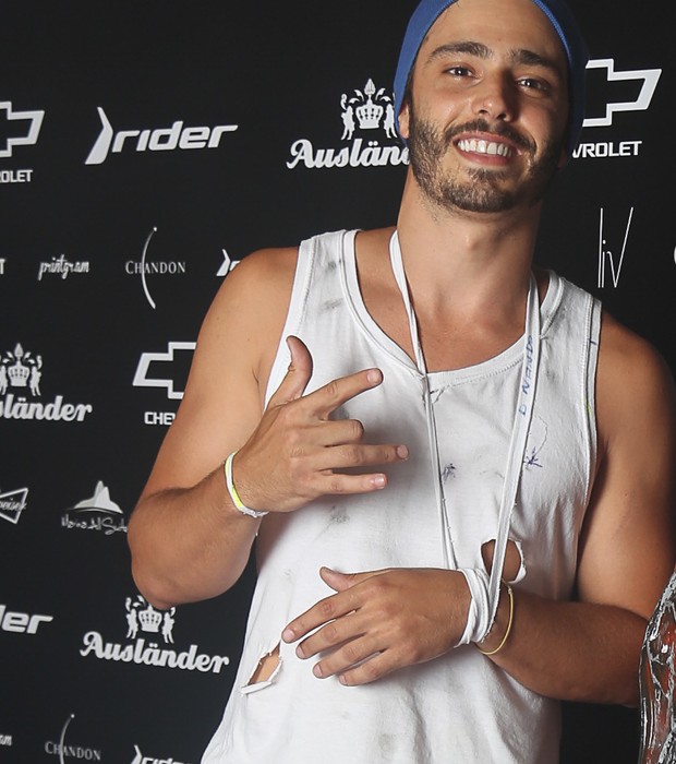 Thiago Rodrigues beija muito em festa no Rio - ÉPOCA | Bruno Astuto
