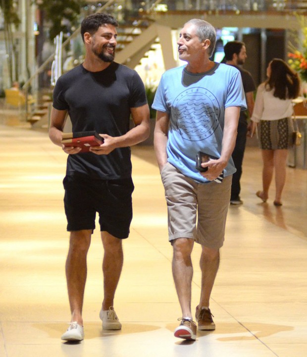 Cauã Reymond e Grazi Massafera passeiam pelo mesmo shopping, mas não se ...