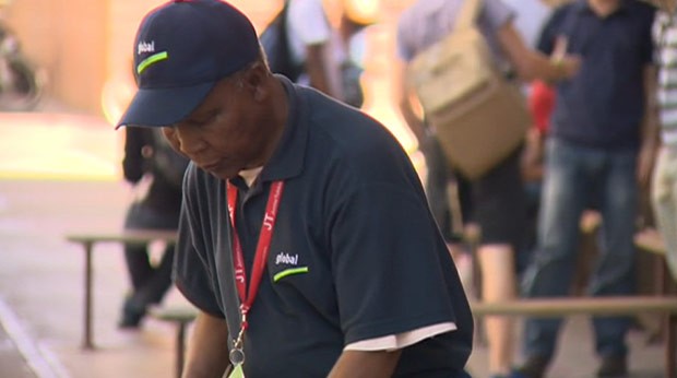 G1 - Sul-africano é faxineiro de dia e pianista de jazz à noite ...