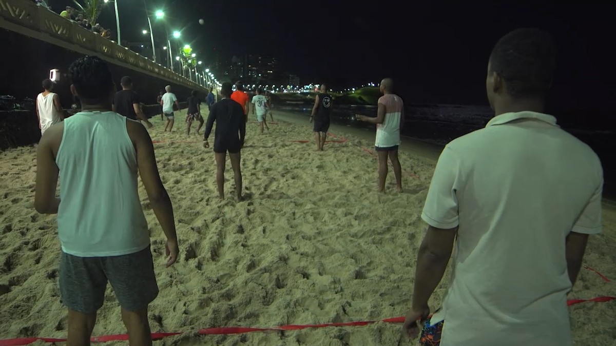 Juliana Cavalcante mostra como uma galera se diverte jogando baleado ...