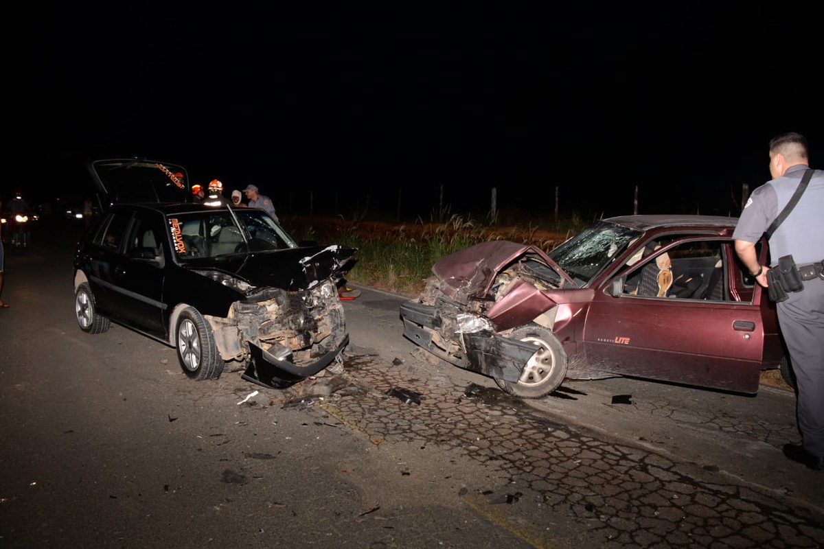 Batida frontal entre dois carros deixa feridos em estrada de Votorantim | Sorocaba e Jundiaí | G1