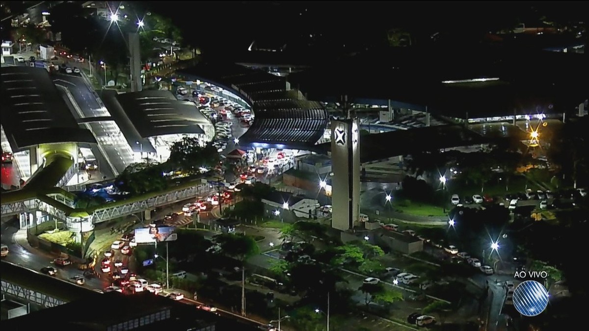 Fila de carros para embarque no ferry tem espera de mais de 3h ...